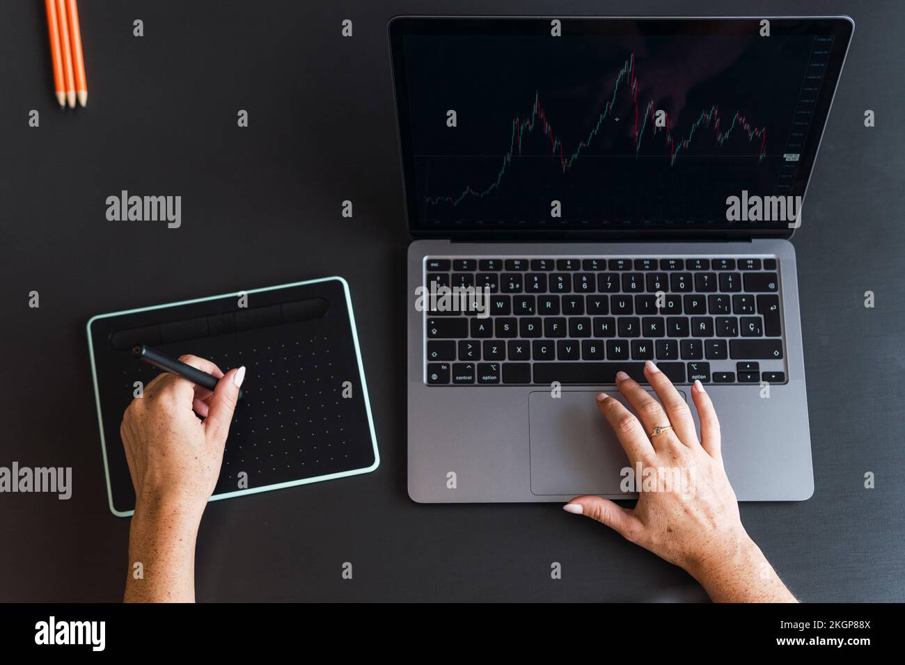 Working hands drawing hi-res stock photography and images - Alamy