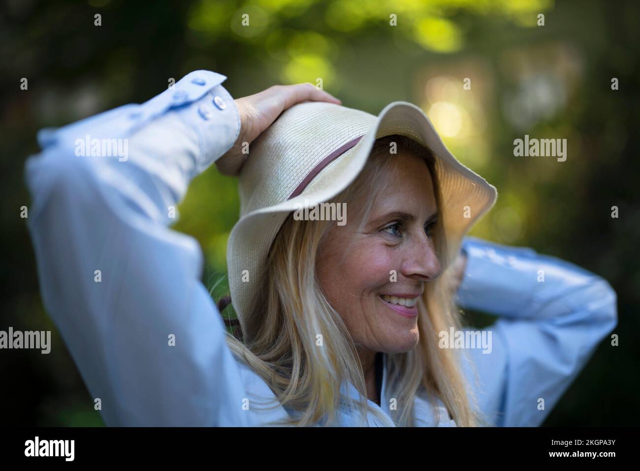 Woman mature hat sun face hi-res stock photography and images - Alamy