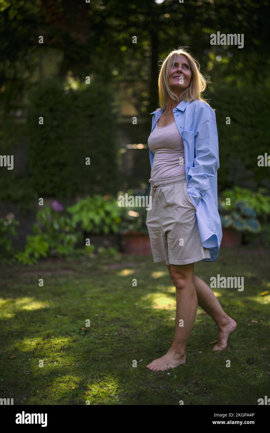 Mature Woman Barefoot Outdoors Hi res Stock Photography And Images Alamy Mature Woman Barefoot Outdoors Hi res Stock Photography And Images Alamy