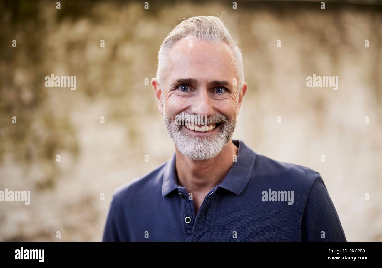 Smiling mature man with beard and gray hair Stock Photo - Alamy