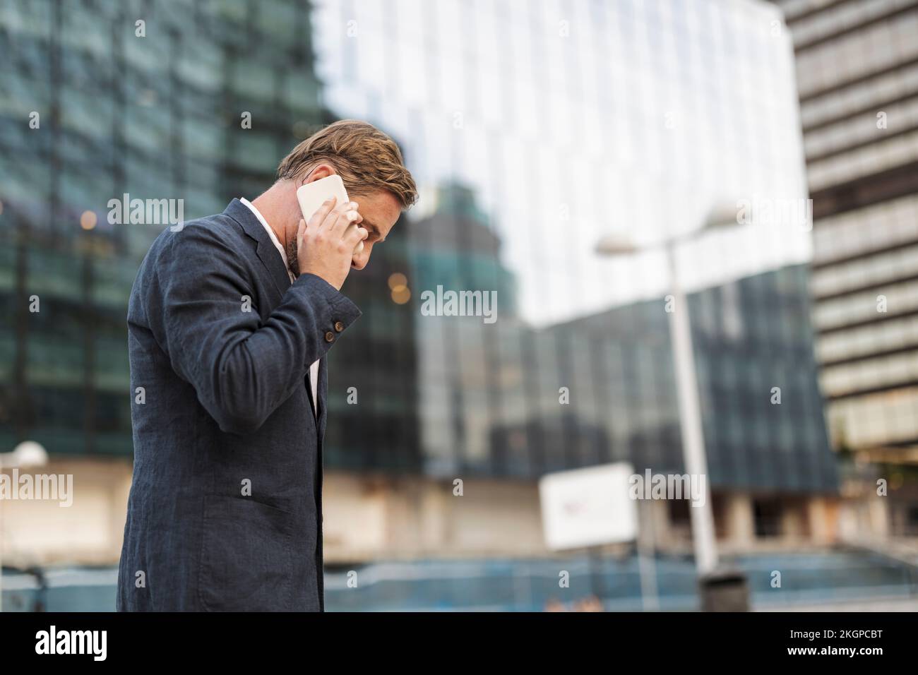 Mobile phone call outside hi-res stock photography and images - Alamy