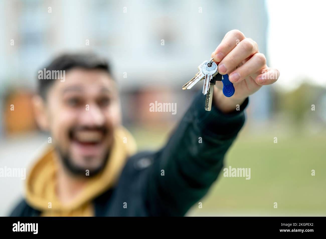 Hand of man holding house keys Stock Photo - Alamy
