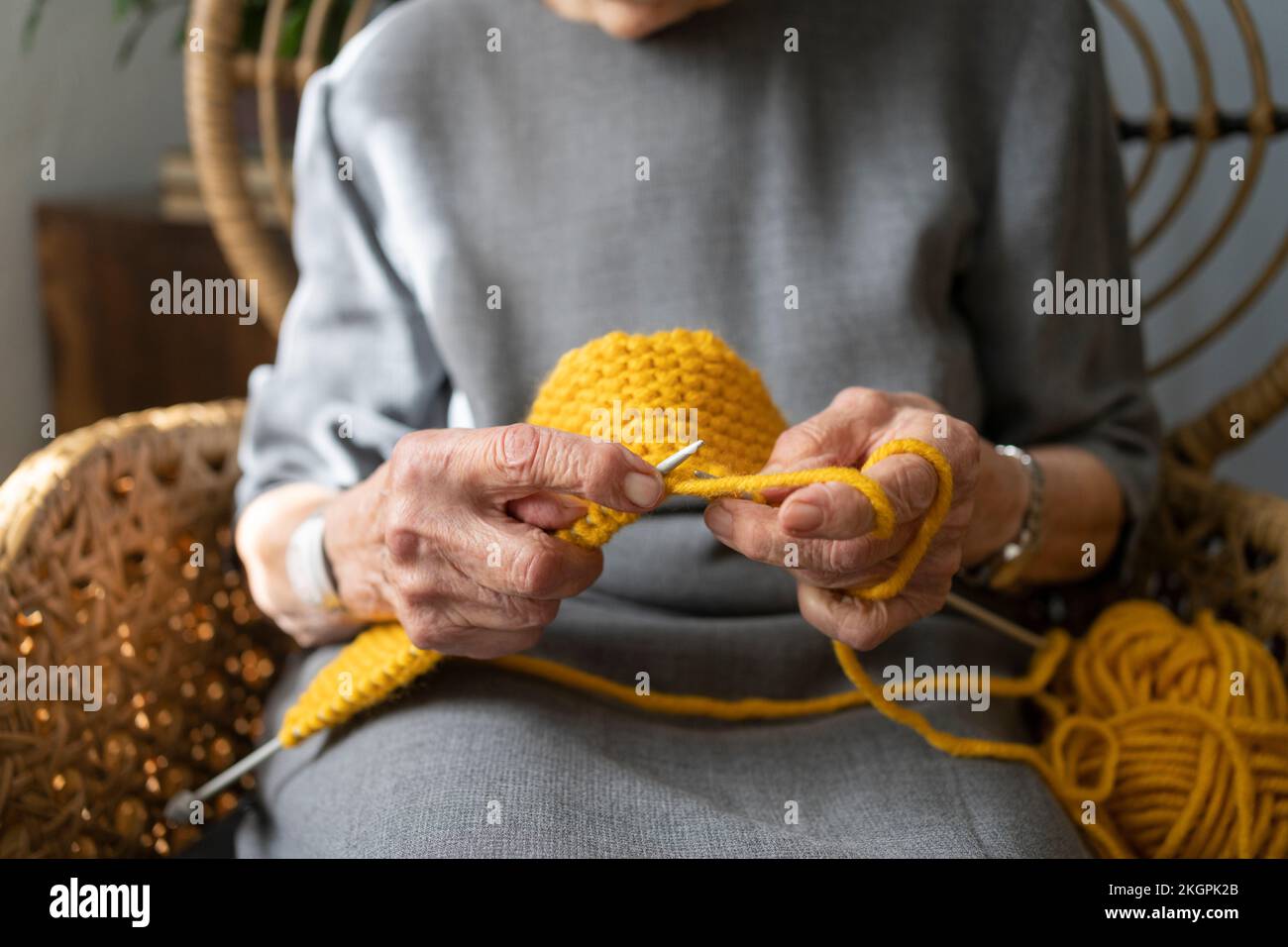 Knitting hands hi-res stock photography and images - Alamy