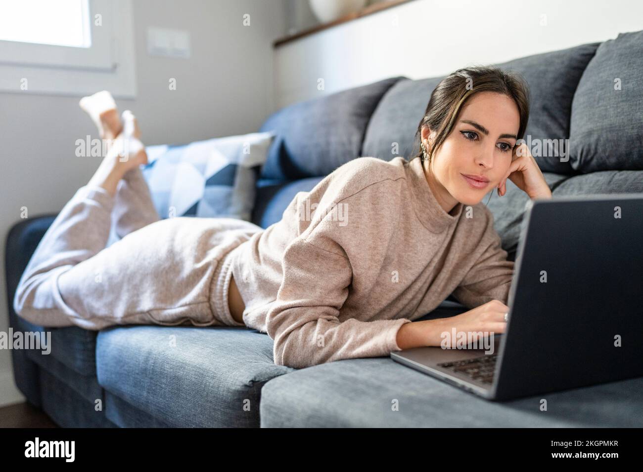 Couch movie laptop hi-res stock photography and images - Alamy