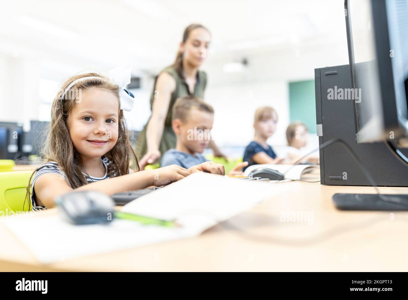Elementary class hi-res stock photography and images - Alamy