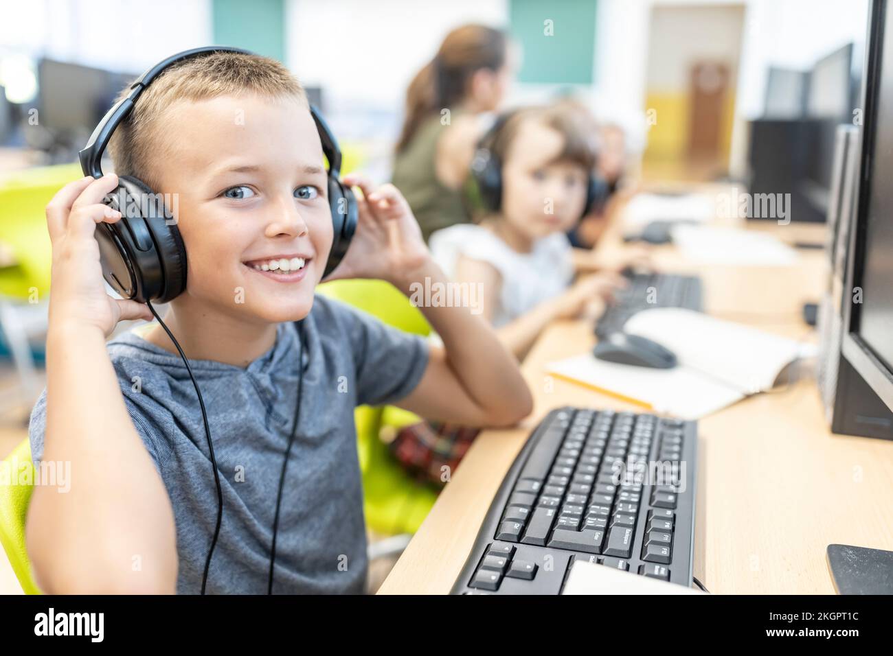 Children wearing headphones class hi-res stock photography and images ...