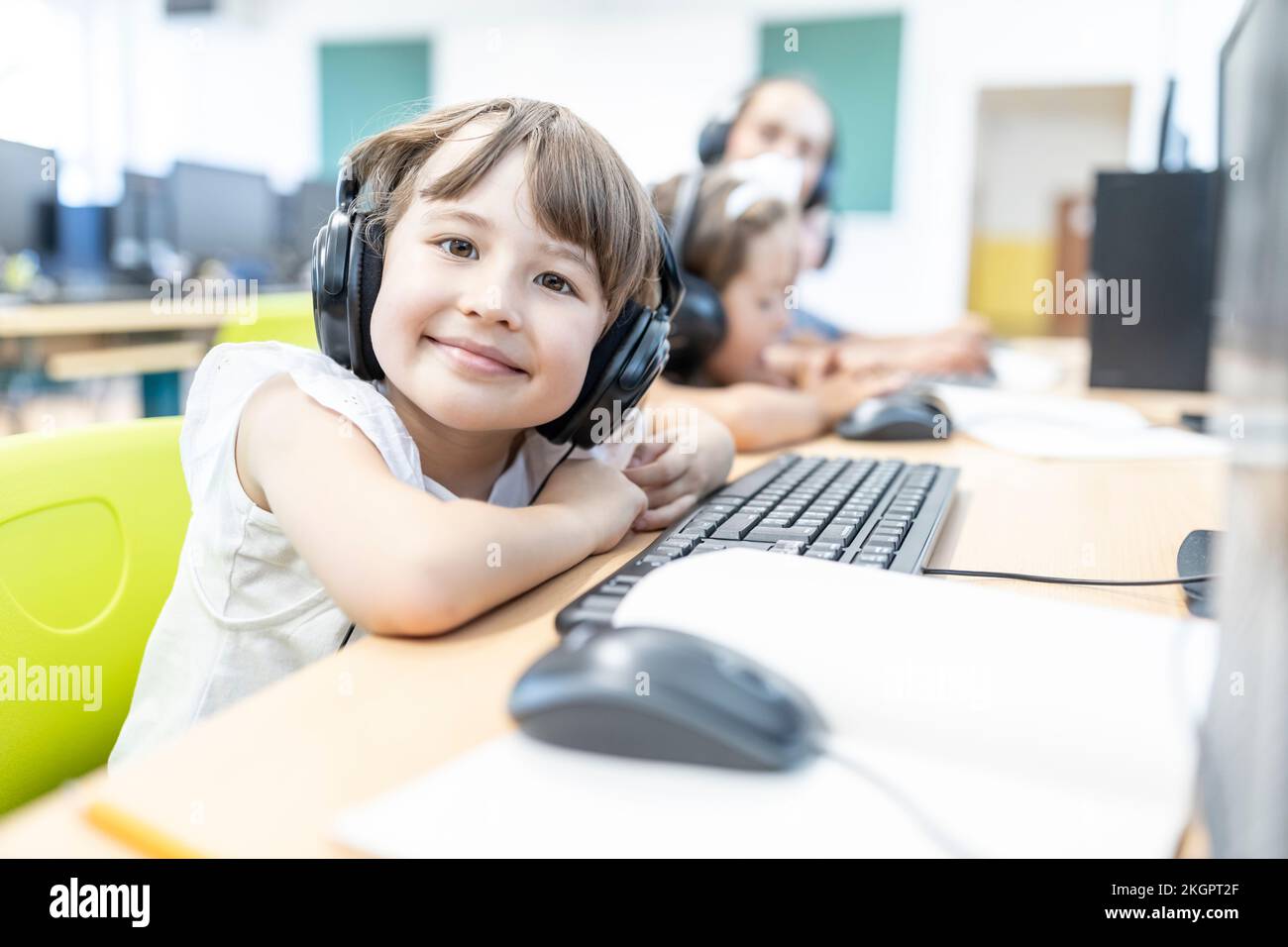 Children wearing headphones class hi-res stock photography and images ...