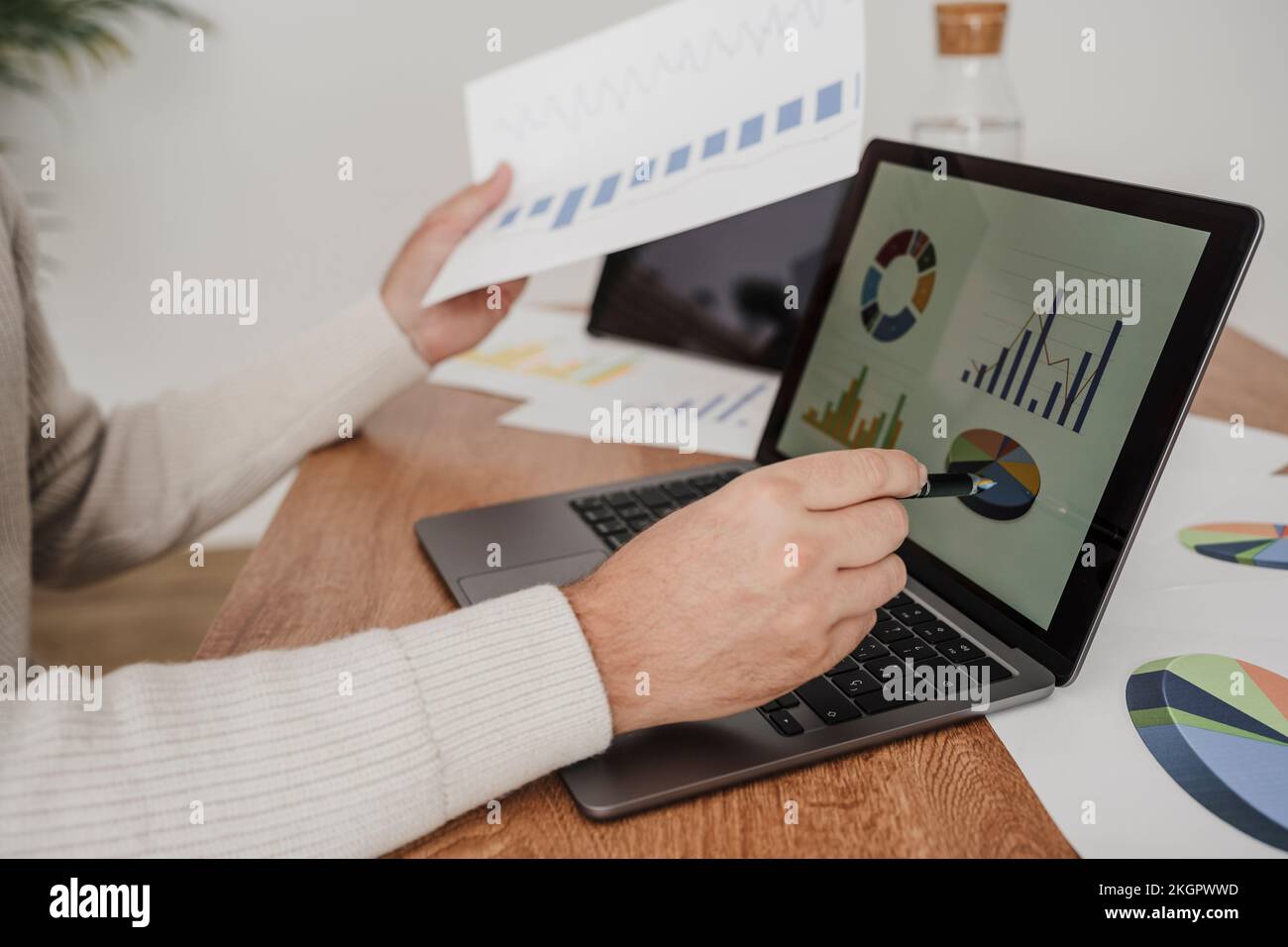 Laptop computer statistics hand hi-res stock photography and images - Alamy