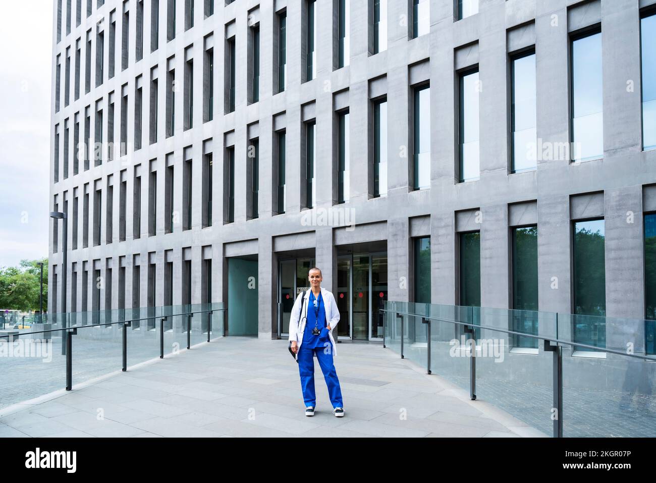 Doctor standing outside hospital hi-res stock photography and images ...