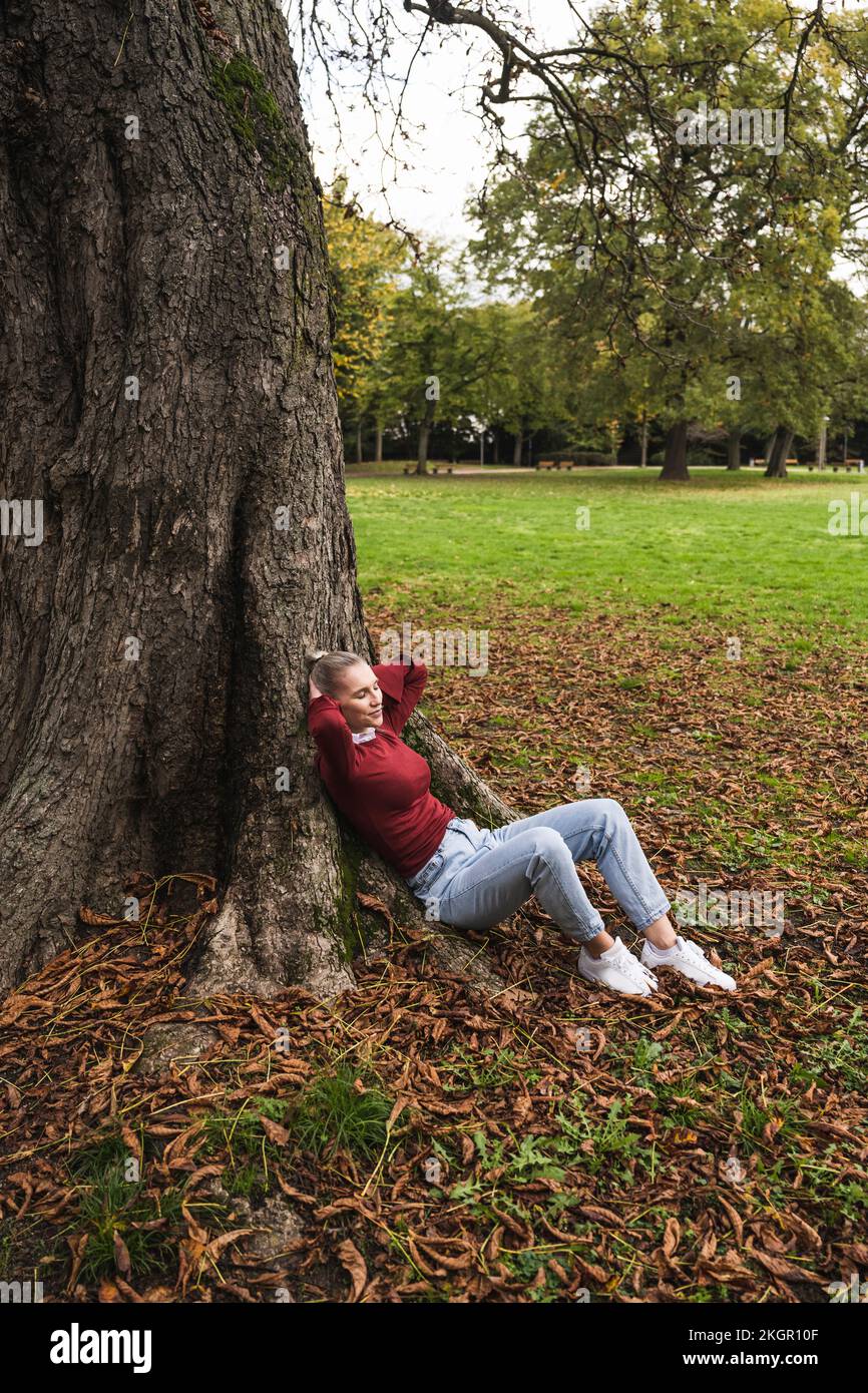 Woman female tree park hi-res stock photography and images - Alamy