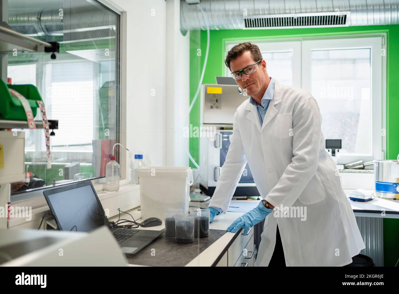 Male scientist wearing lab coat hi-res stock photography and images - Alamy