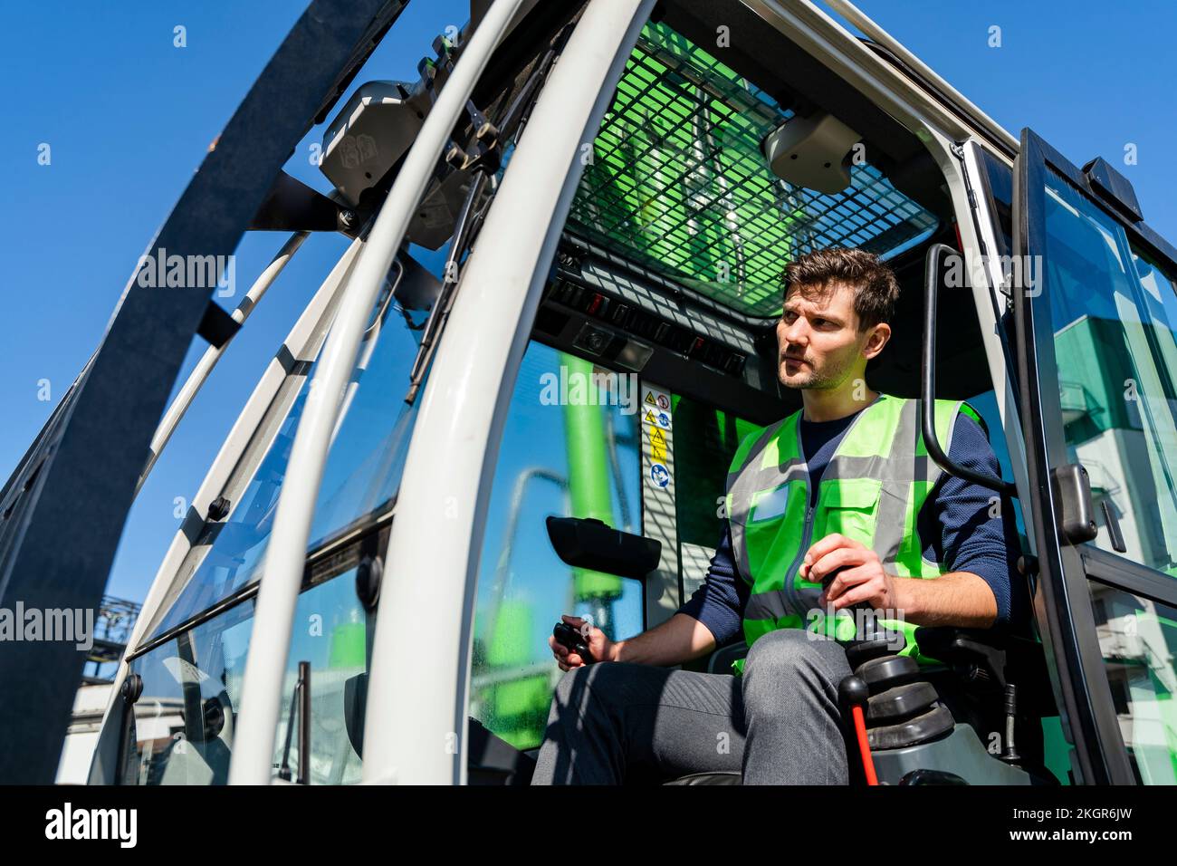 Male operating excavator hi-res stock photography and images - Alamy