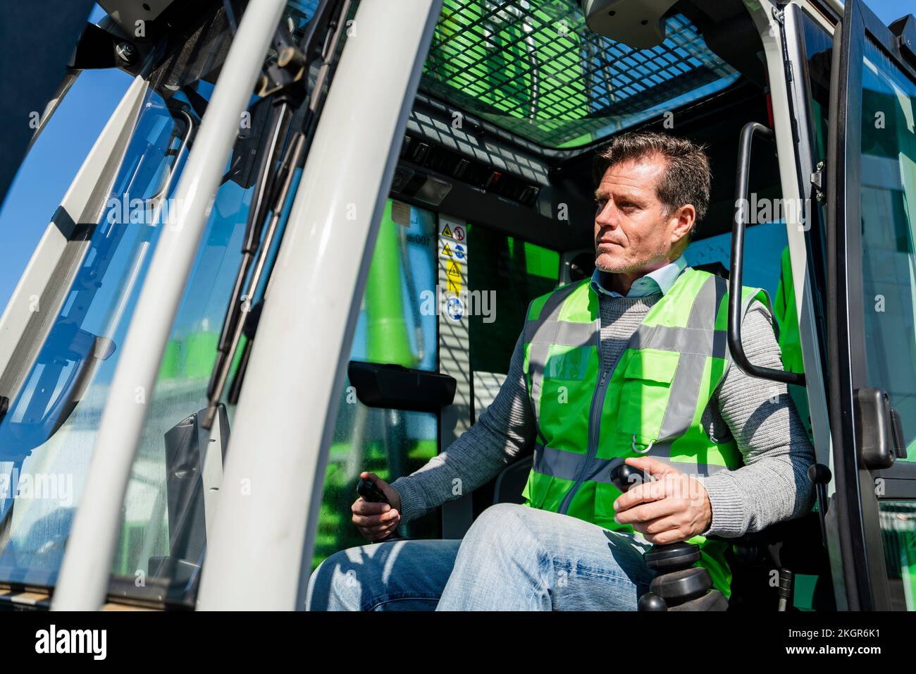 Male operating excavator hi-res stock photography and images - Alamy
