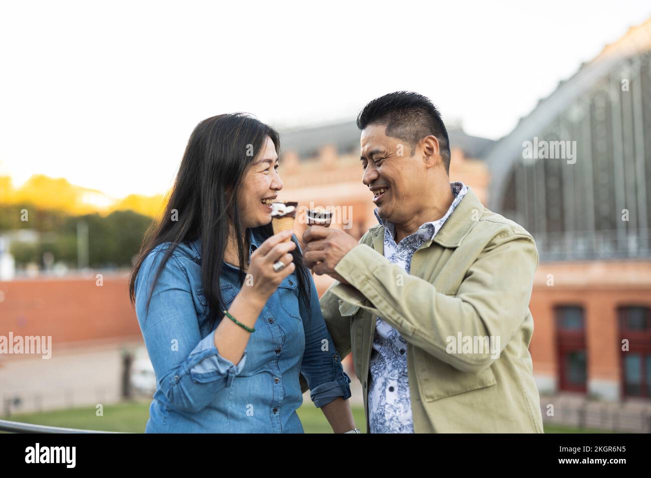 Couple having ice cream cone hi-res stock photography and images - Alamy
