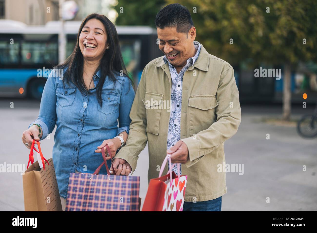 Man female shopping bags hi-res stock photography and images - Alamy