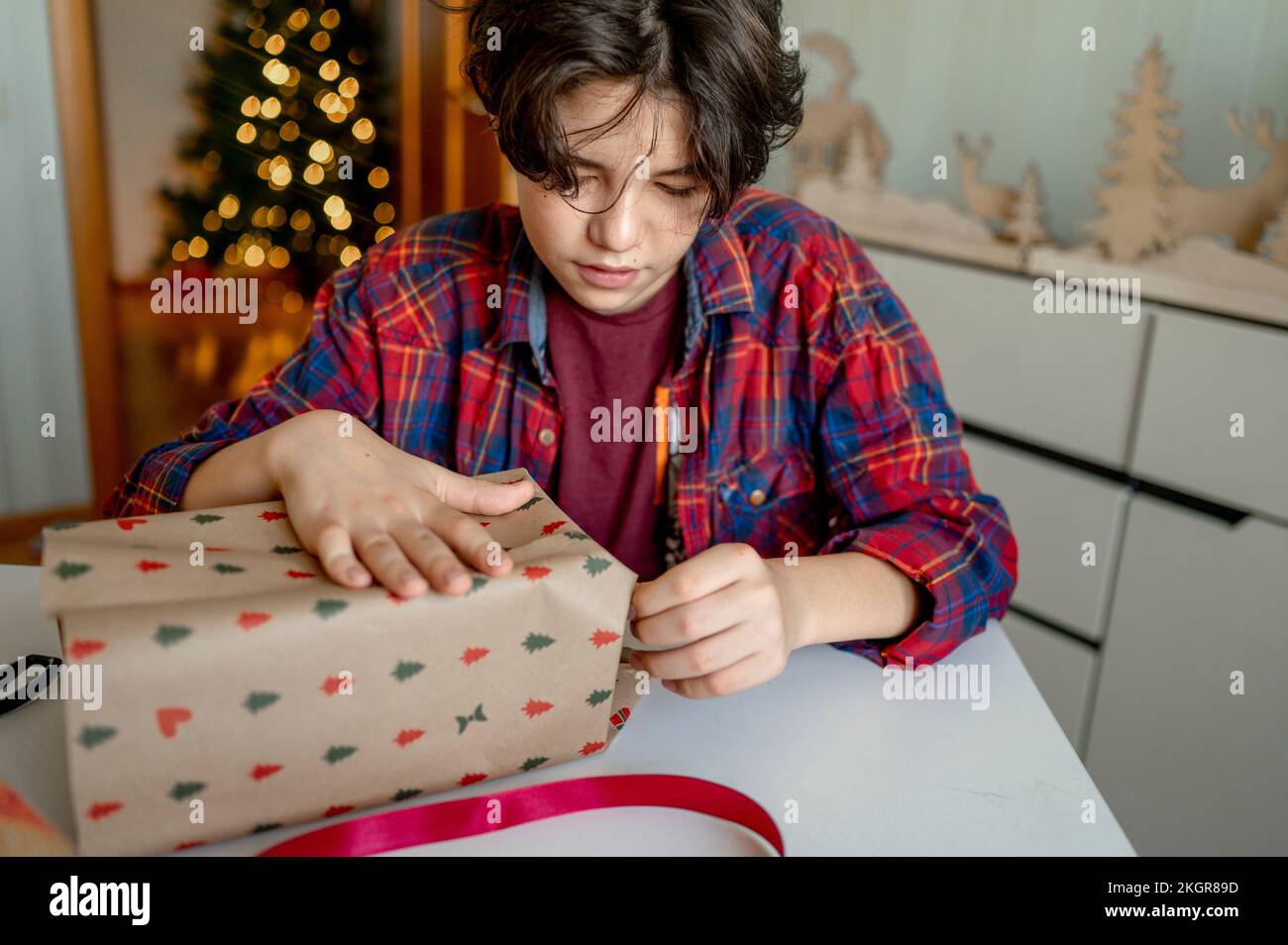 Wrapping room hi-res stock photography and images - Alamy