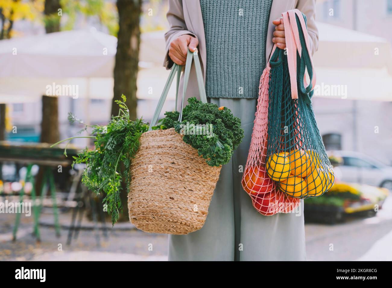 Hands groceries hi-res stock photography and images - Alamy