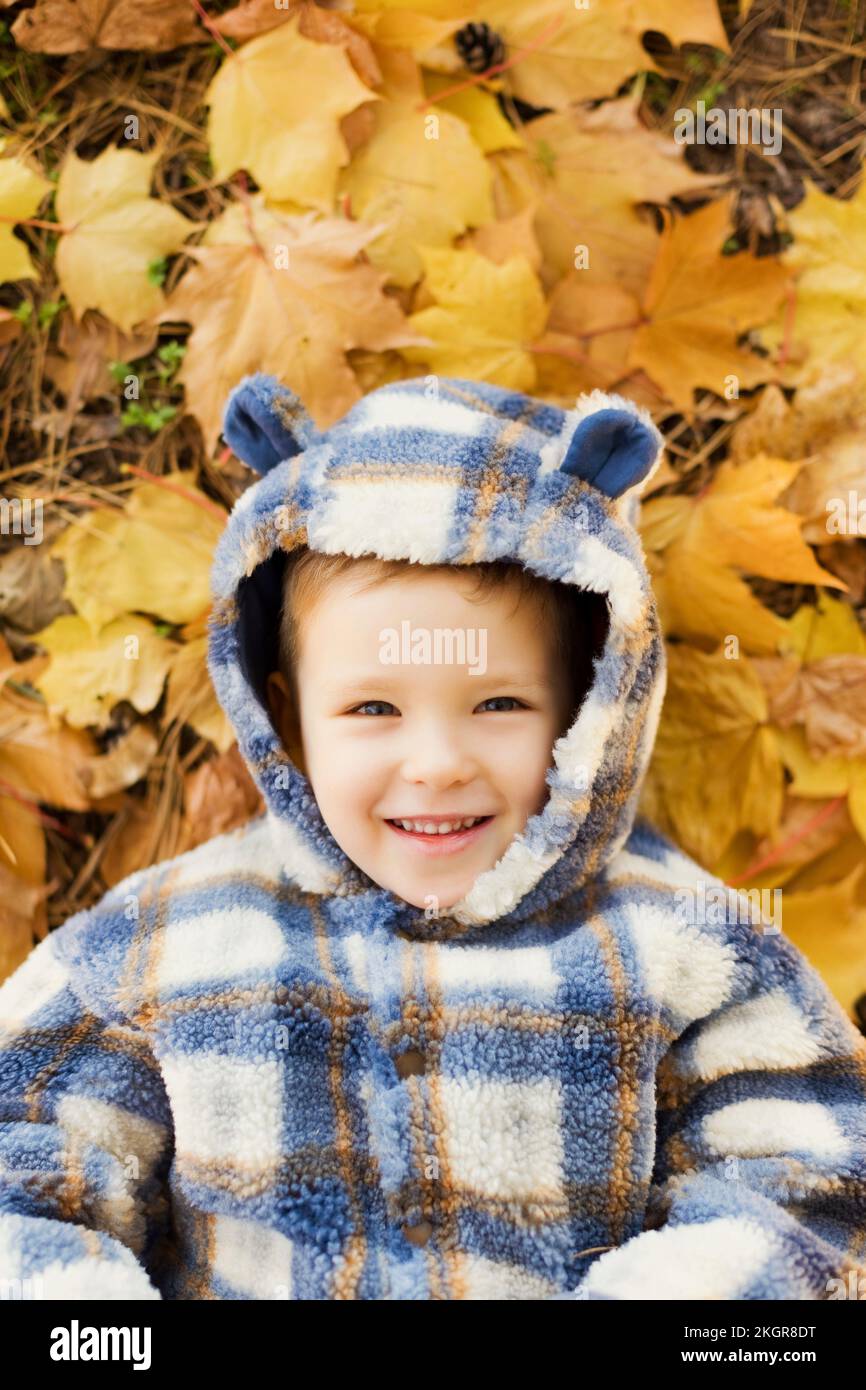 Child in yellow jacket hi-res stock photography and images - Alamy