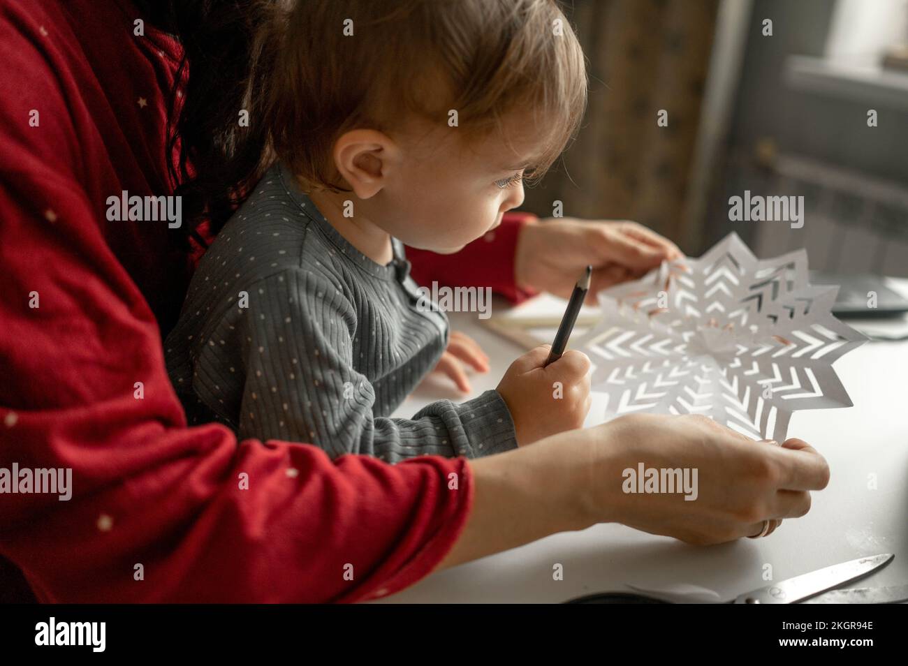 People making paper craft hi-res stock photography and images - Alamy