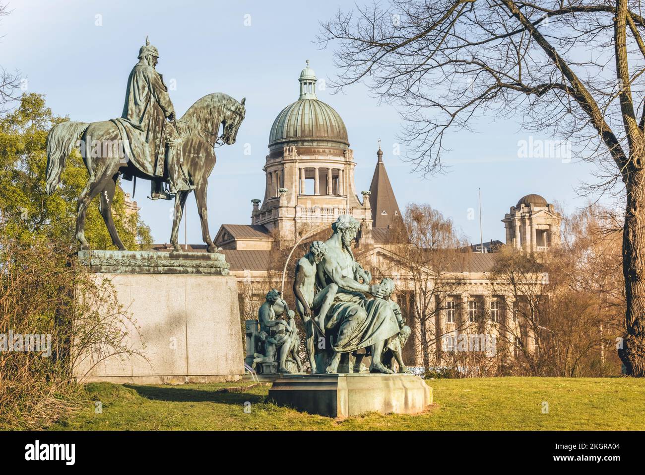 Germany, Hamburg, Equestrian statue of Kaiser Wilhelm I with Hanseatic ...