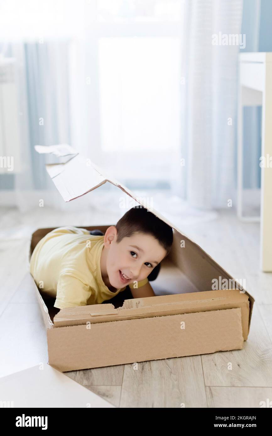 Boy hiding hi-res stock photography and images - Alamy