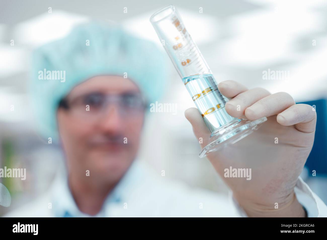 Laboratory chemist pharmacy hi-res stock photography and images - Alamy