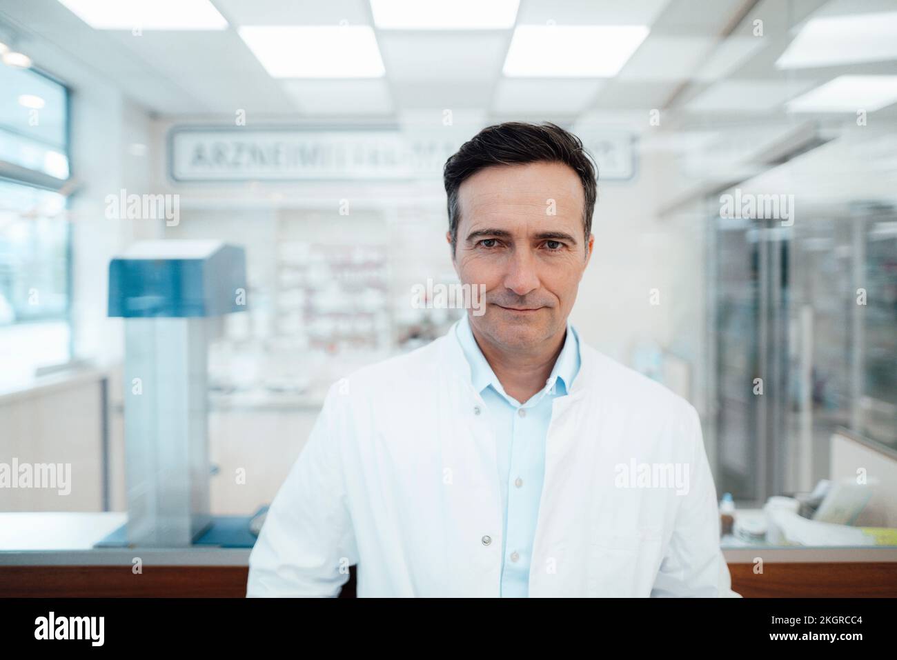 Pharmacist wearing lab coat hi-res stock photography and images - Alamy