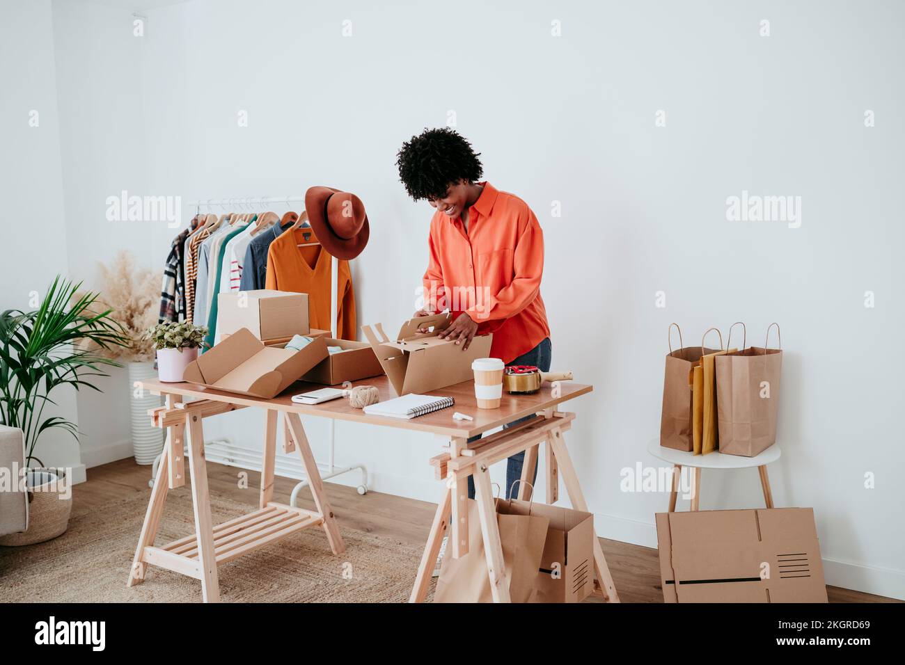 Office packing hi-res stock photography and images - Alamy