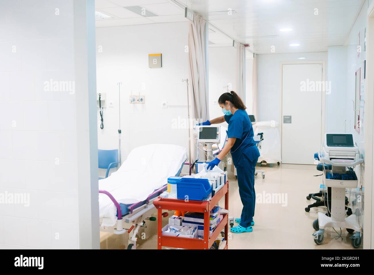 Mature nurse working in hospital ward Stock Photo - Alamy