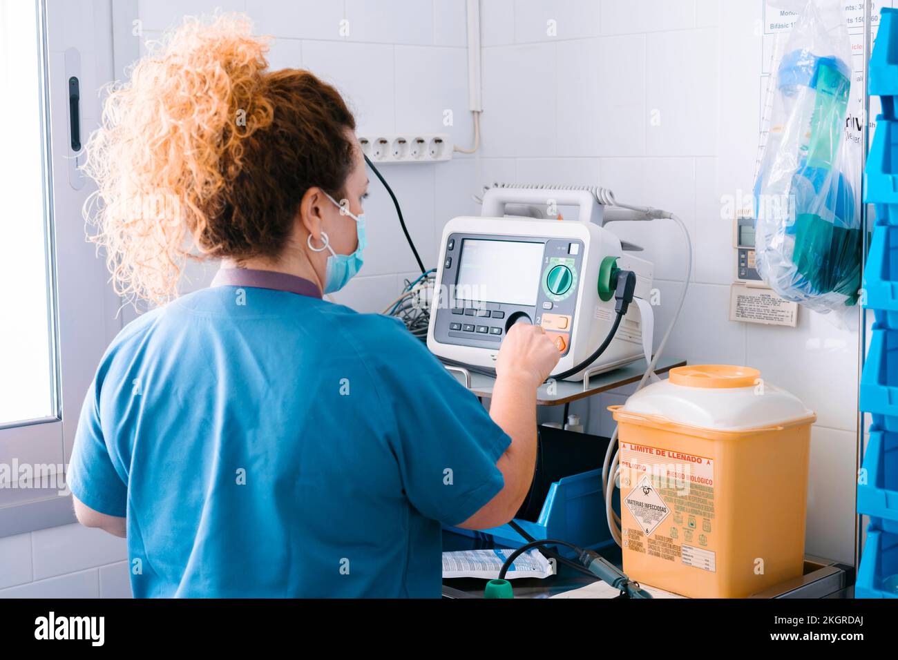 Mature nurse operating machine at hospital Stock Photo - Alamy