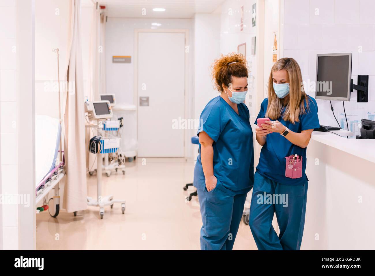 Nurse showing smart phone hi-res stock photography and images - Alamy