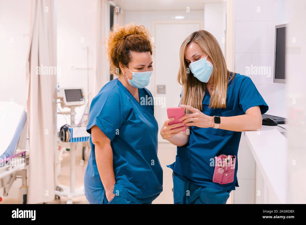 Nurse showing smart phone hi-res stock photography and images - Alamy