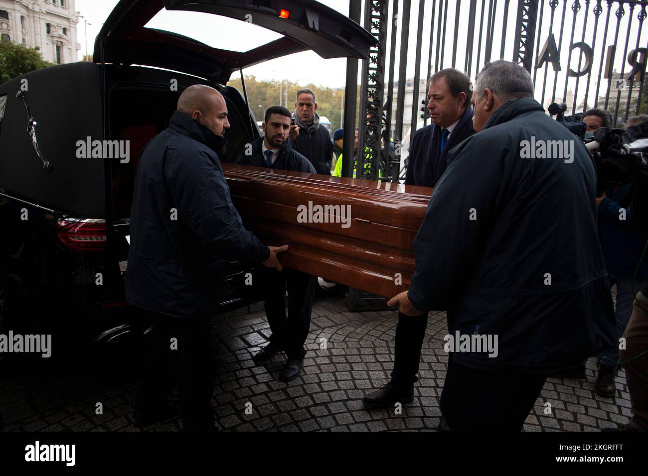 Madrid, Spain. 23rd Nov, 2022. Funeral home workers carry the coffin ...
