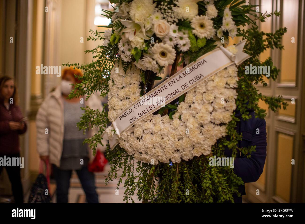 Madrid, Spain. 23rd Nov, 2022. A worker carries a wreath from the ...