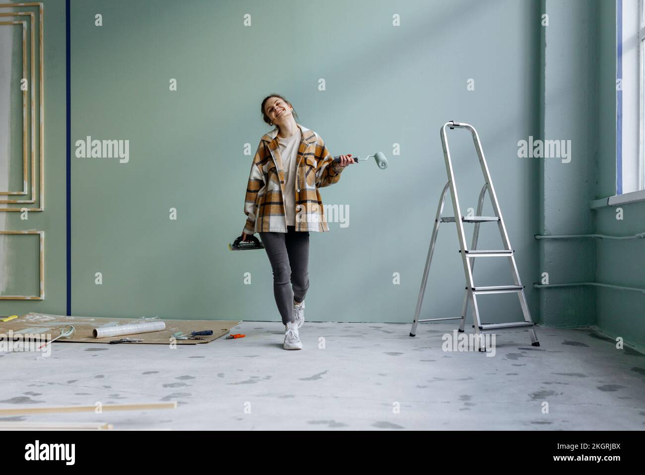 Woman tools house hi-res stock photography and images - Alamy