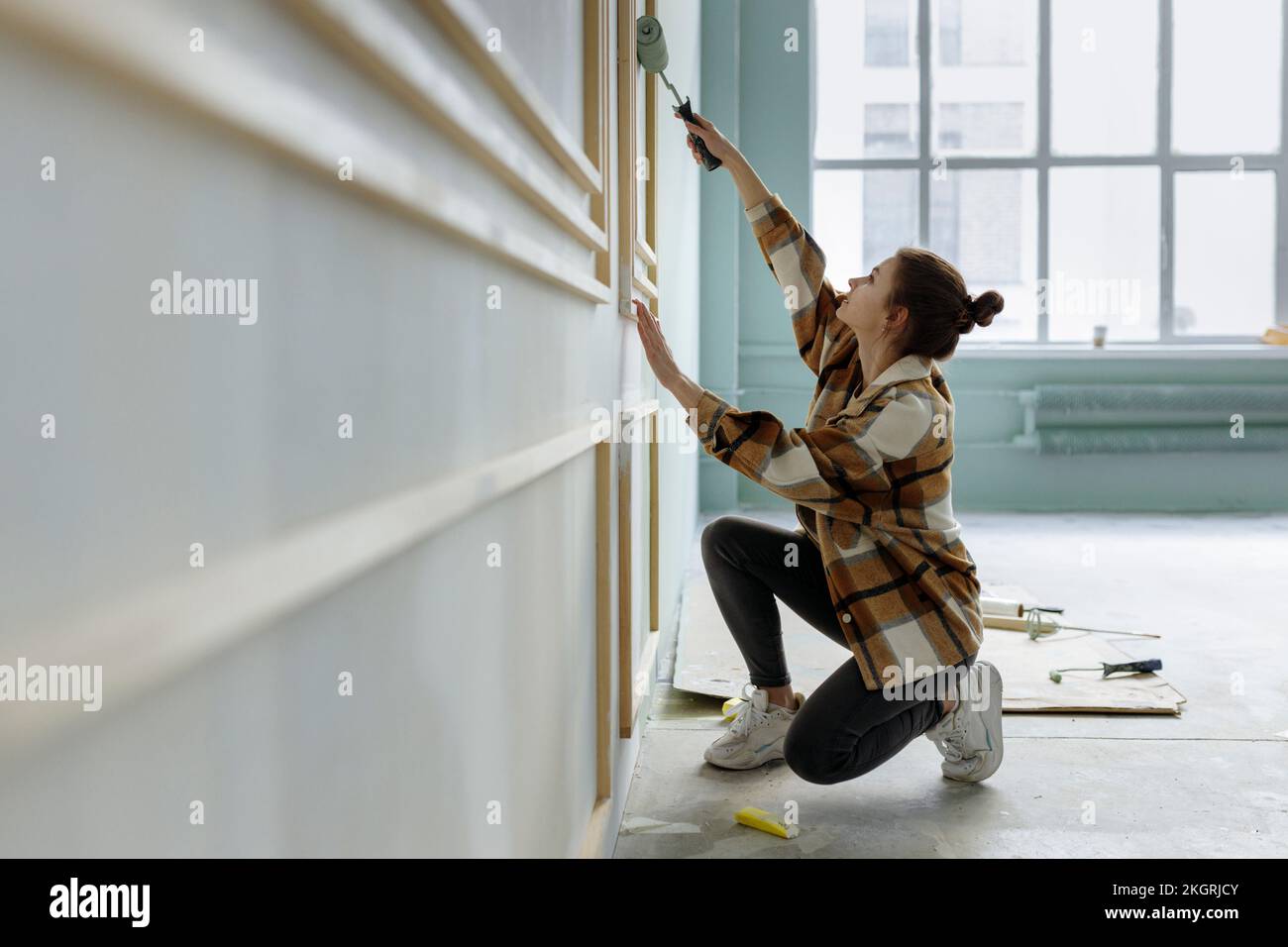 Applying paint to roller hi-res stock photography and images - Alamy