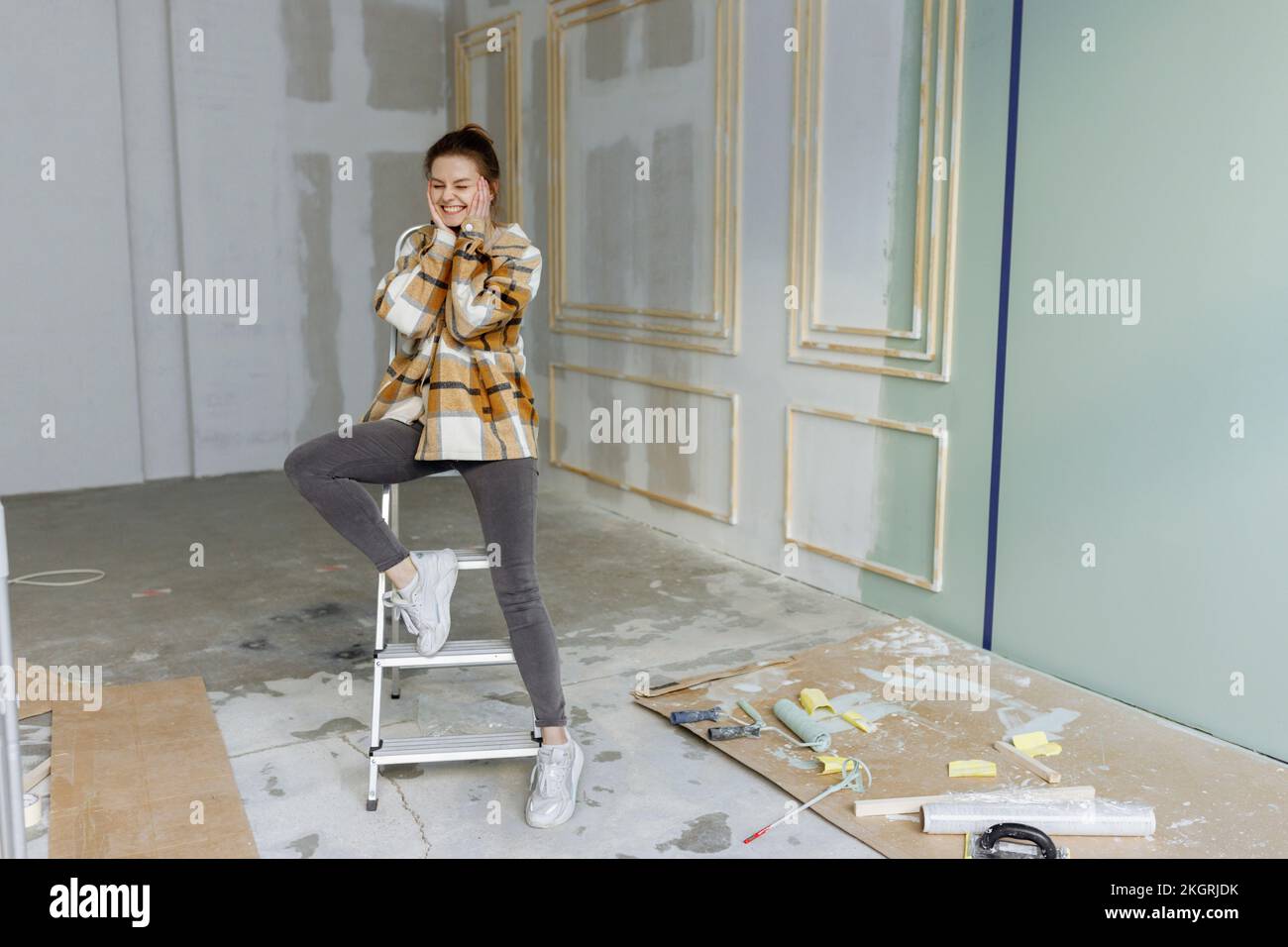 Ladder leaning house full view hi-res stock photography and images - Alamy