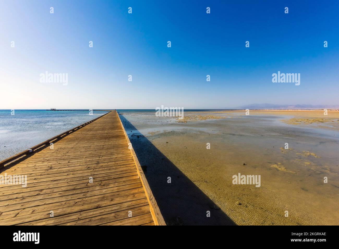 Egypt, Red Sea Governorate, Empty boardwalk in Soma Bay Stock Photo - Alamy
