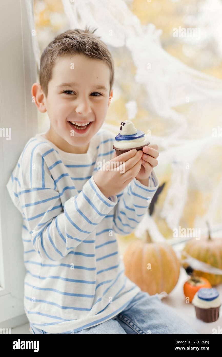 Boy party food happy holding hi-res stock photography and images - Alamy