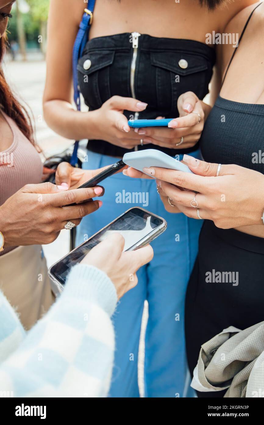 Female hands mobile phones hi-res stock photography and images - Alamy