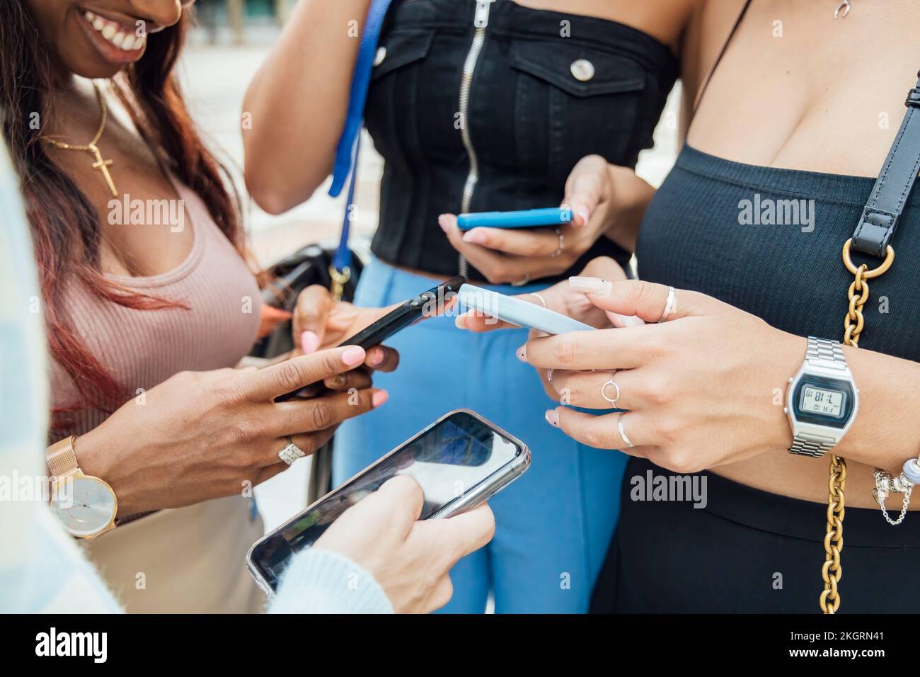 Hands mobile african hi-res stock photography and images - Alamy