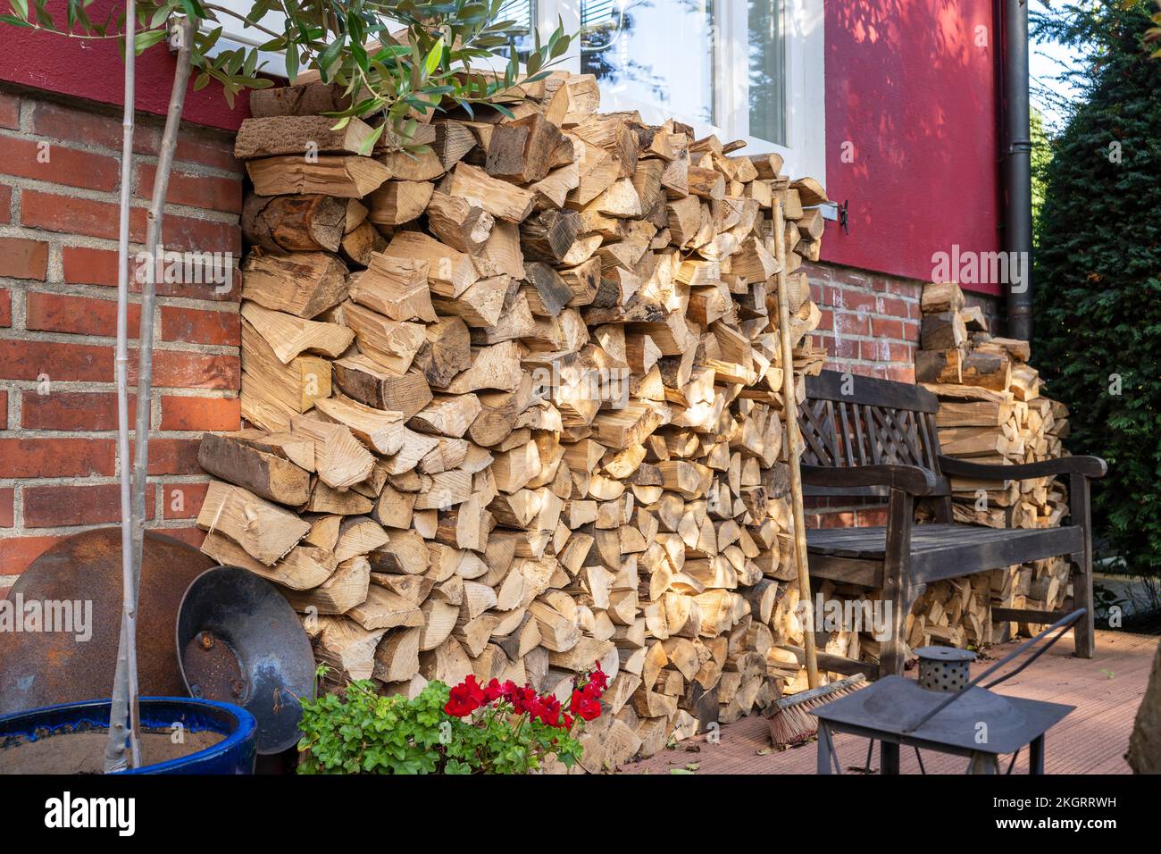 Firewood arrangement hi-res stock photography and images - Alamy