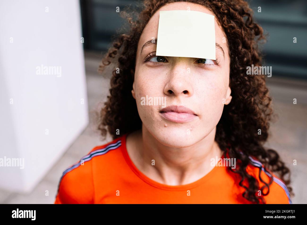 Young woman with adhesive note on forehead Stock Photo - Alamy