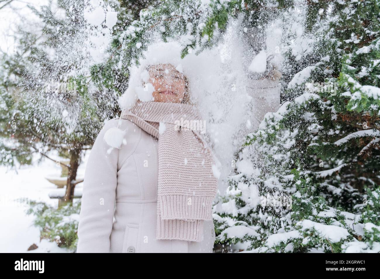 Woman snow pine tree hi-res stock photography and images - Alamy