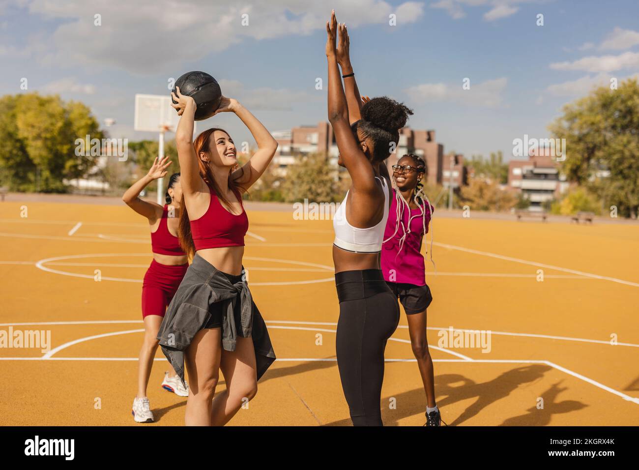 Group of friends playing basketball hi-res stock photography and images ...