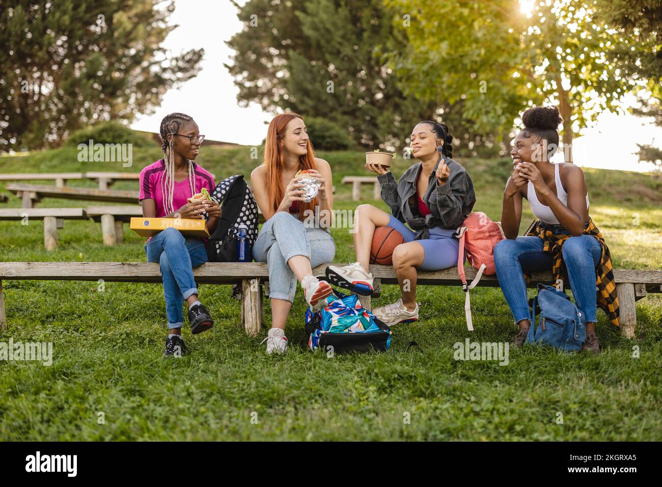 Group people eating picnic bench hi-res stock photography and images ...