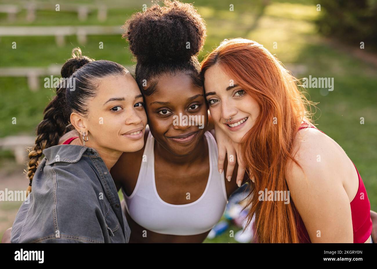 Women standing together hi-res stock photography and images - Alamy