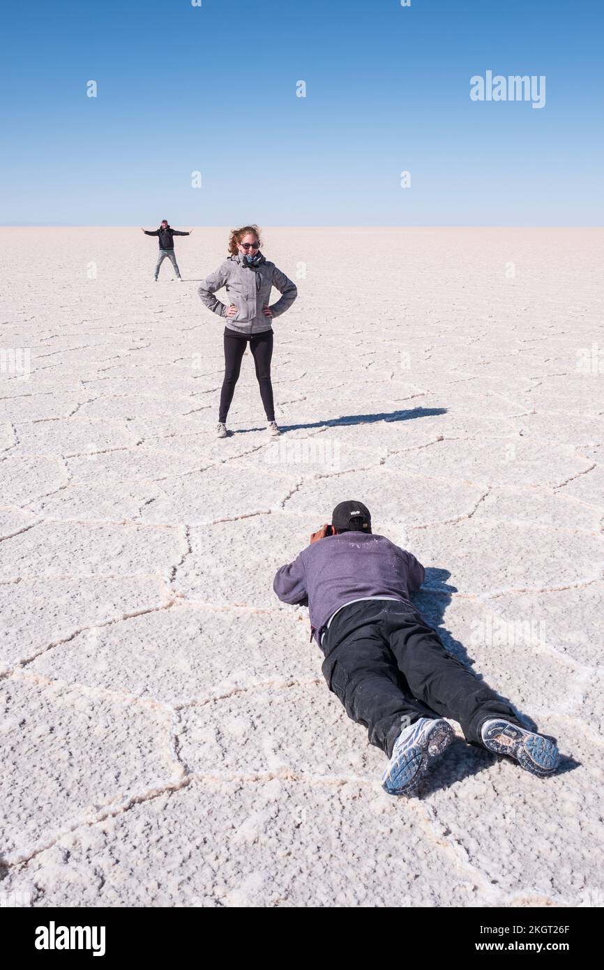Tourists making funny pictures on the Salar de Uyuni (Uyuni Salt Flat ...