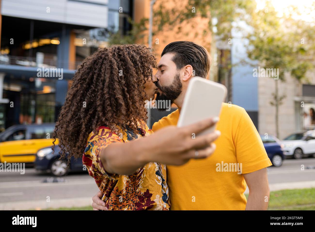 Girlfriend and boyfriend kissing selfie hi-res stock photography and ...