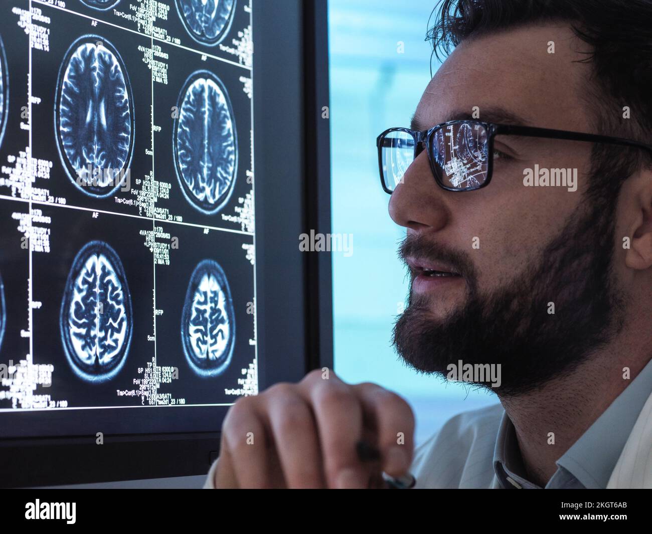 Doctor with mri research hi-res stock photography and images - Alamy